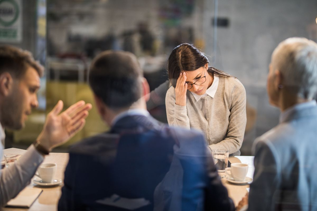 Gallup Studie 2023: Schlechte Führung lässt Stress steigen und Bindung ...